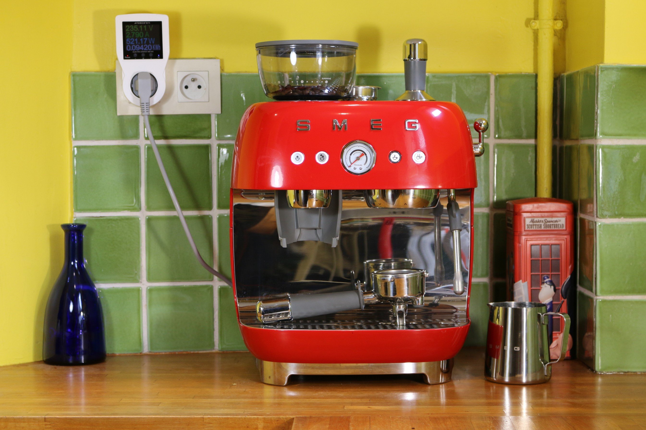 Smeg EGF03 : une machine à café expresso design pour amateurs avertis
