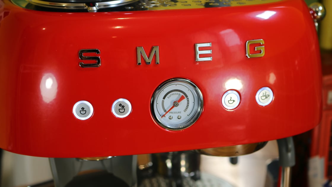 Smeg EGF03 : une machine à café expresso design pour amateurs avertis